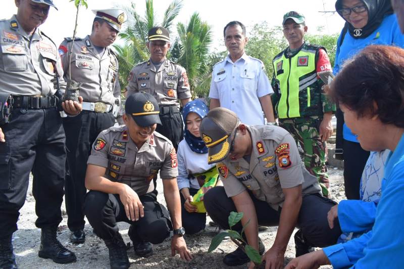 Peduli Penghijauan, Kapolres Barru Tanam Pohon di Pulau Pannikiang ...